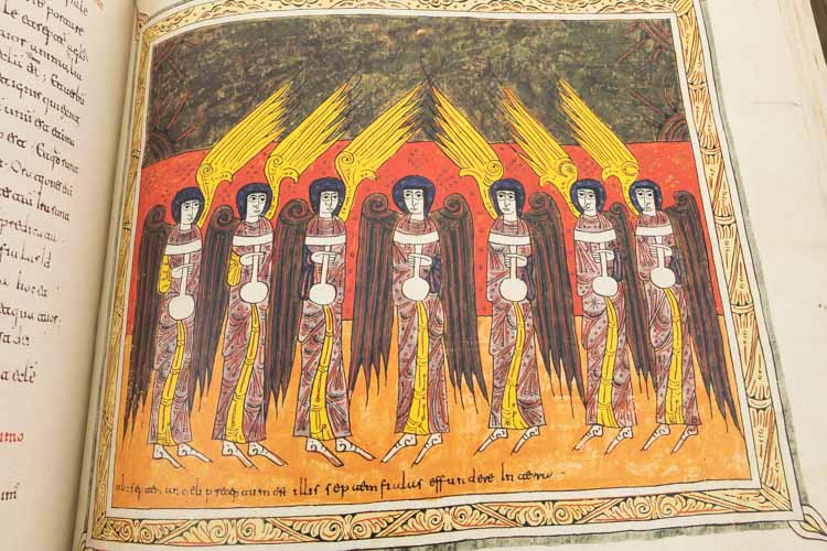 Picturing the End of Time: The Illustrated Commentaries on the ...